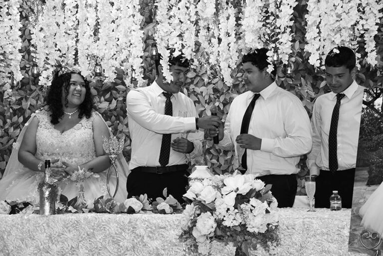 Chambelanes de Quince Años: ¿Cuántos Son y Qué Hacen?