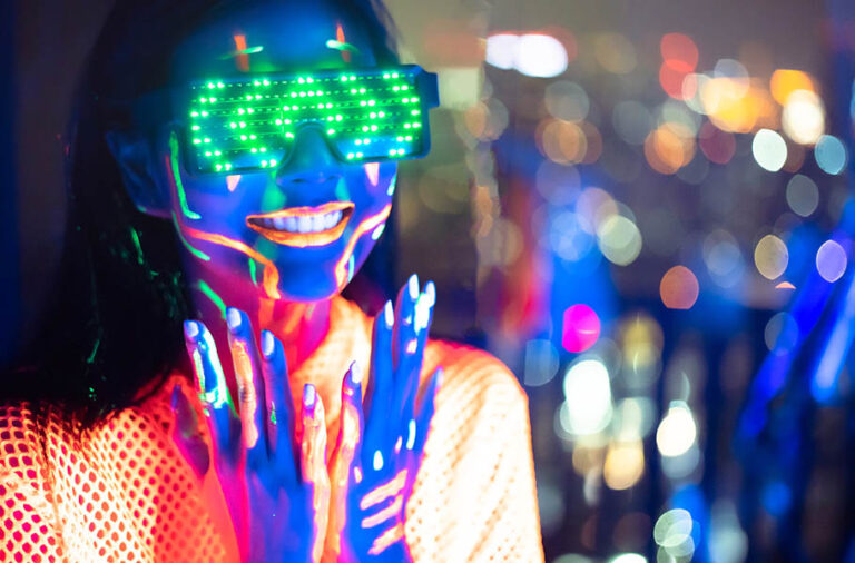 10 ideas de fiesta de quinceañera con tema de neón divertida